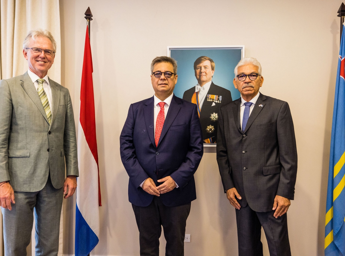 Embahador di Colombia den Reino cu bishita di trabao na Aruba