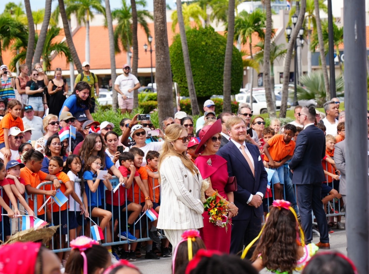 Famia Real a wordo bon ricibi na Aruba cu diferente presentacion ...