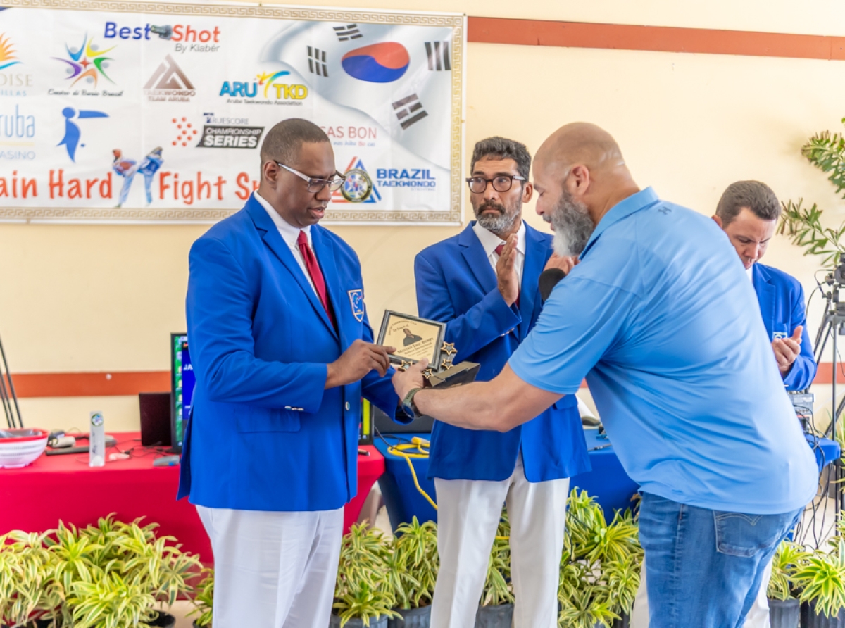 Vice Presidente di ARTBO a entrega reconocimento na Master Eric Barry