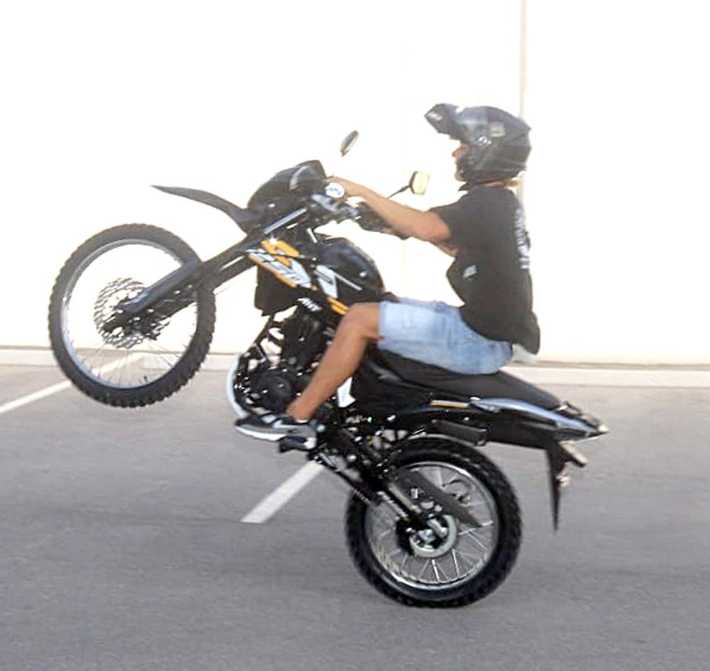 AMC Unicon a lanza linea nobo di motorcycle AKT pa Aruba