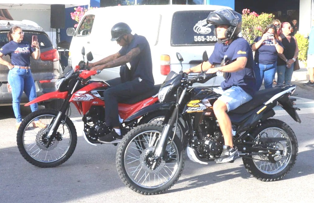 AMC Unicon a lanza linea nobo di motorcycle AKT pa Aruba