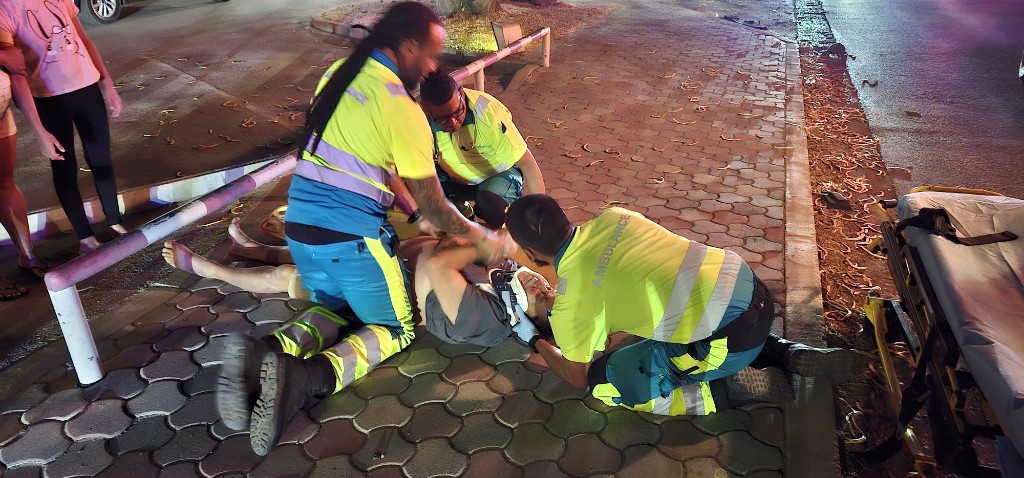 Accidente serio den cercania di Cayena Mall: auto a dal peaton