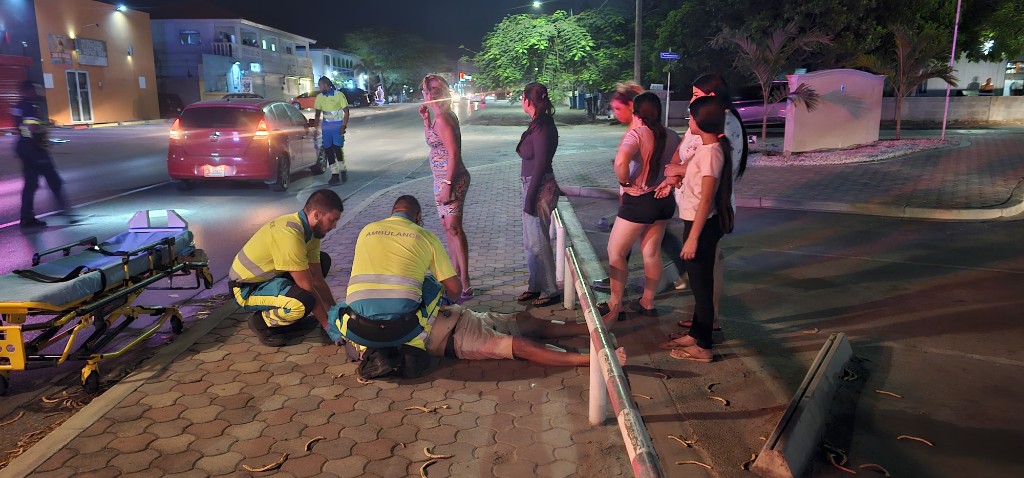 Accidente serio den cercania di Cayena Mall: auto a dal peaton
