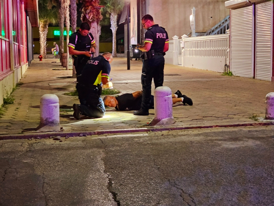 Adicto Ambulante a wordo ataca riba caya pa kita su placa di onderstand
