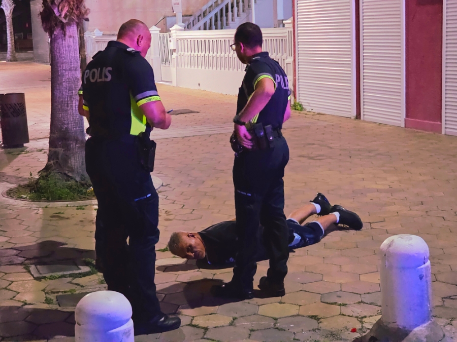 Adicto Ambulante a wordo ataca riba caya pa kita su placa di onderstand