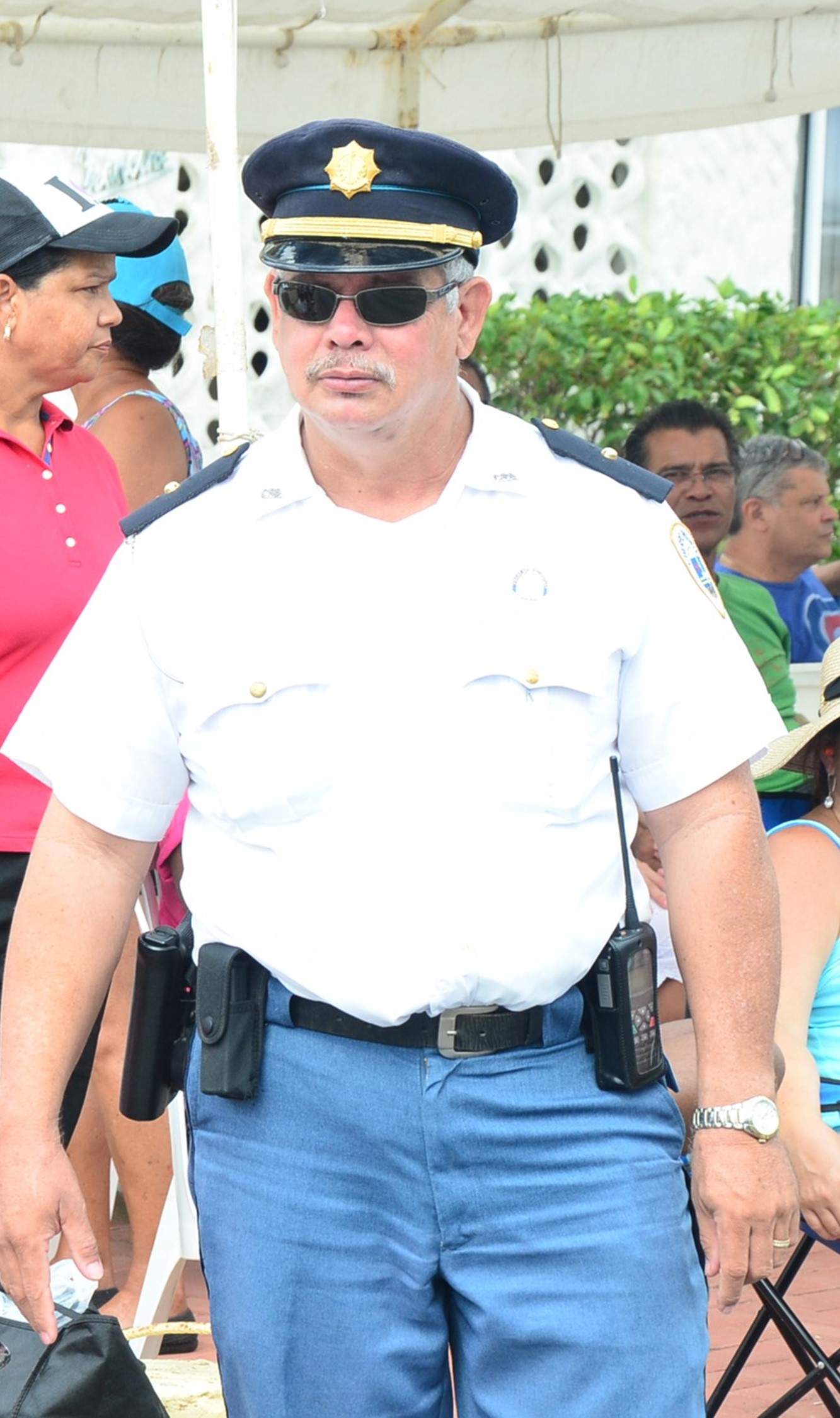 Agente policial Eric Ras lo disfruta di su pensioen bon mereci