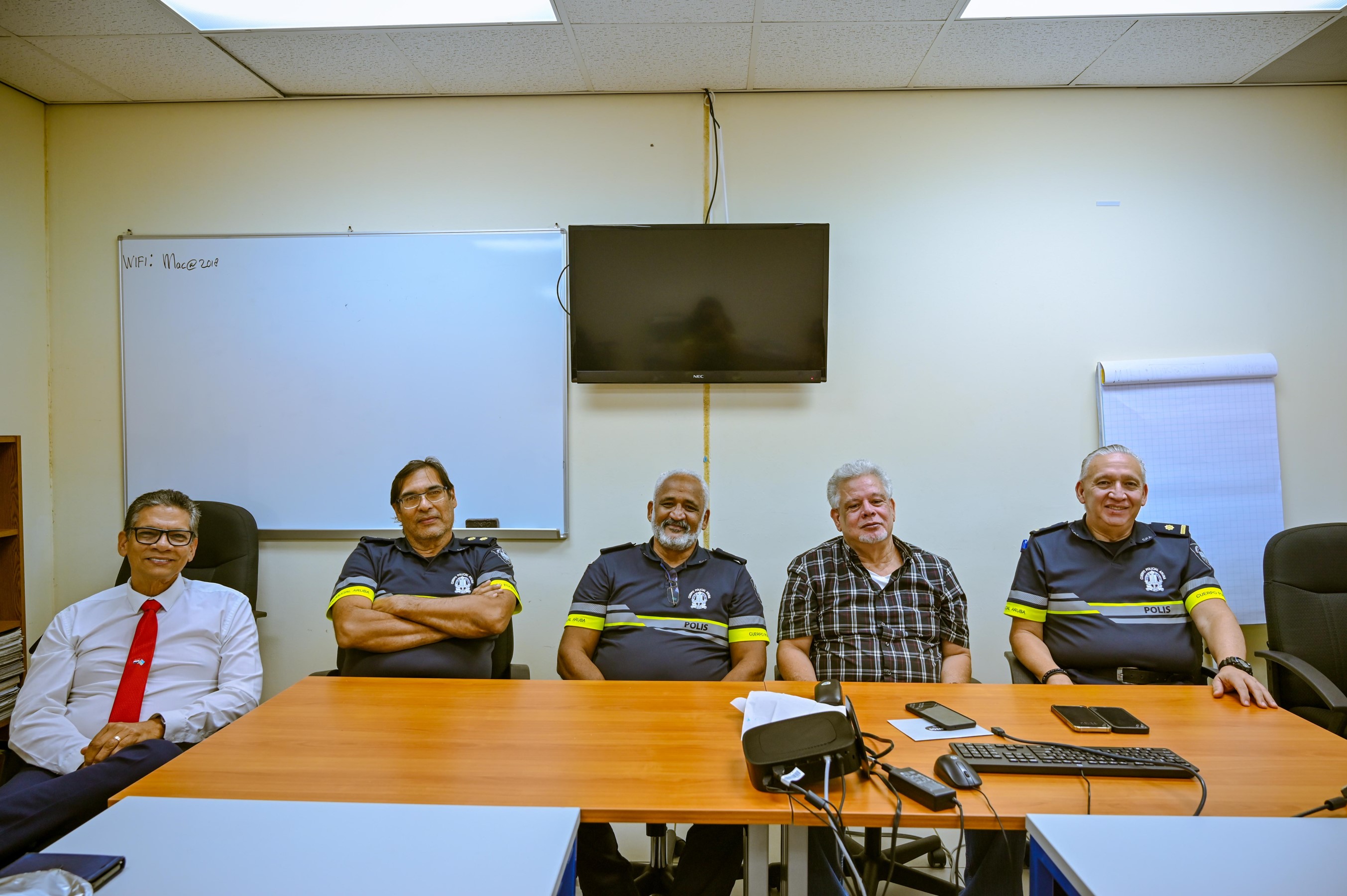 Agente policial Eric Ras lo disfruta di su pensioen bon mereci