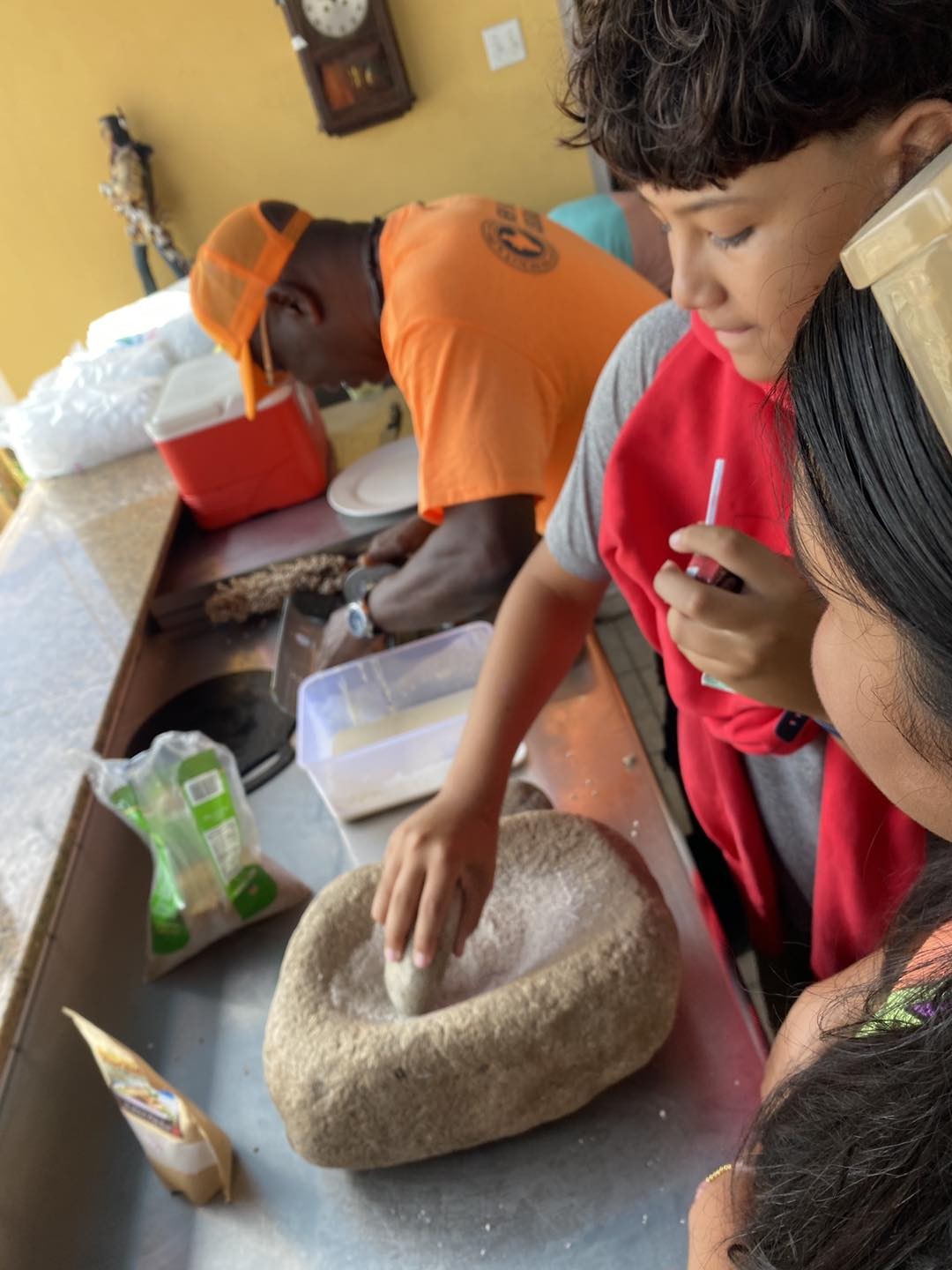 Alumnonan di scol a siña con ta mula maishi rabo