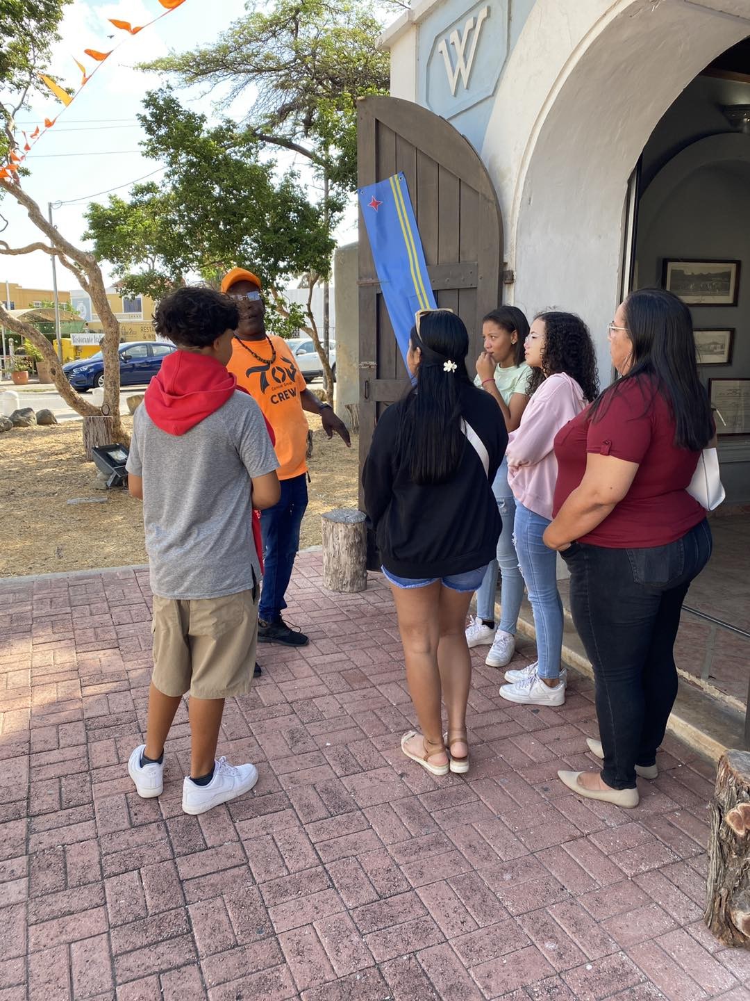 Alumnonan di scol a siña con ta mula maishi rabo