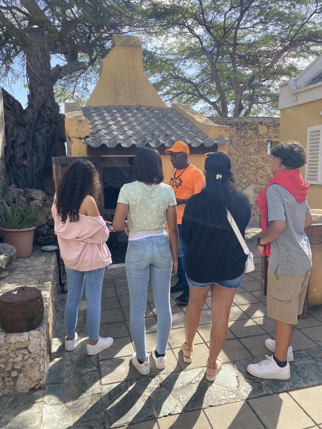 Alumnonan di scol a siña con ta mula maishi rabo