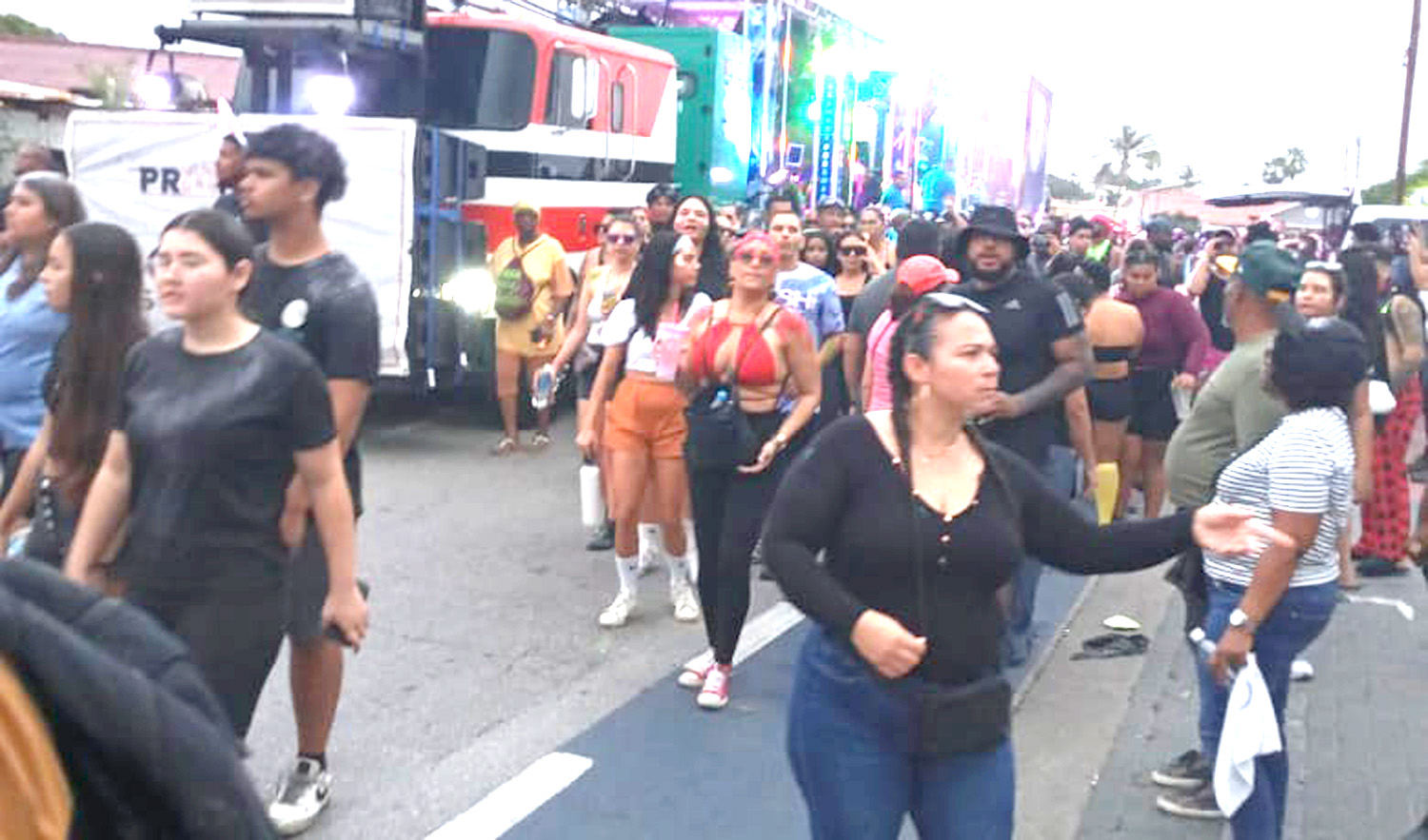 Ambiente den tur skina durante Jouvert Morning