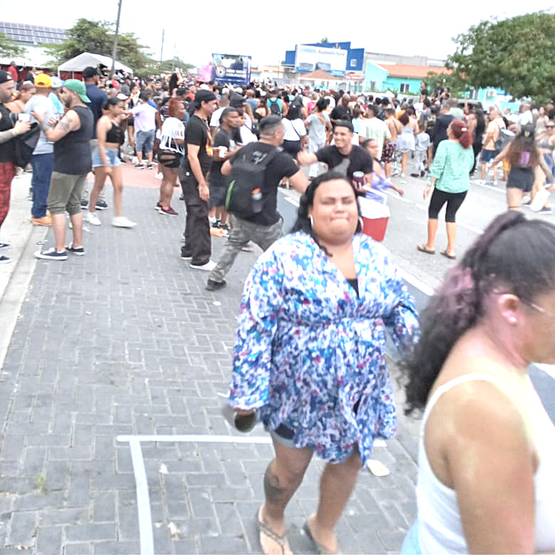 Ambiente den tur skina durante Jouvert Morning