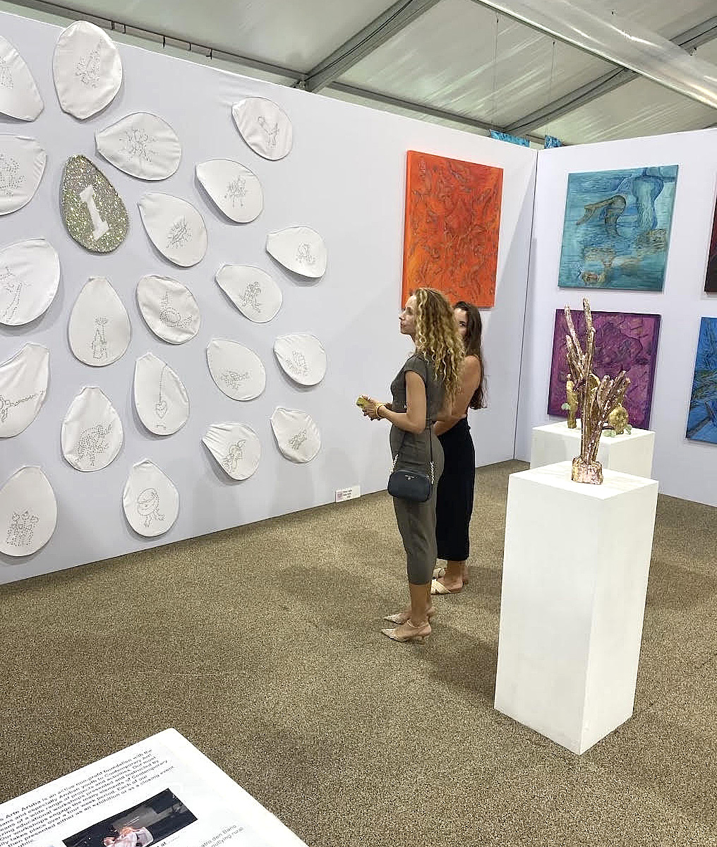 Artistanan di Aruba a logra exito grandi na Fuze Art Fair na Bahamas