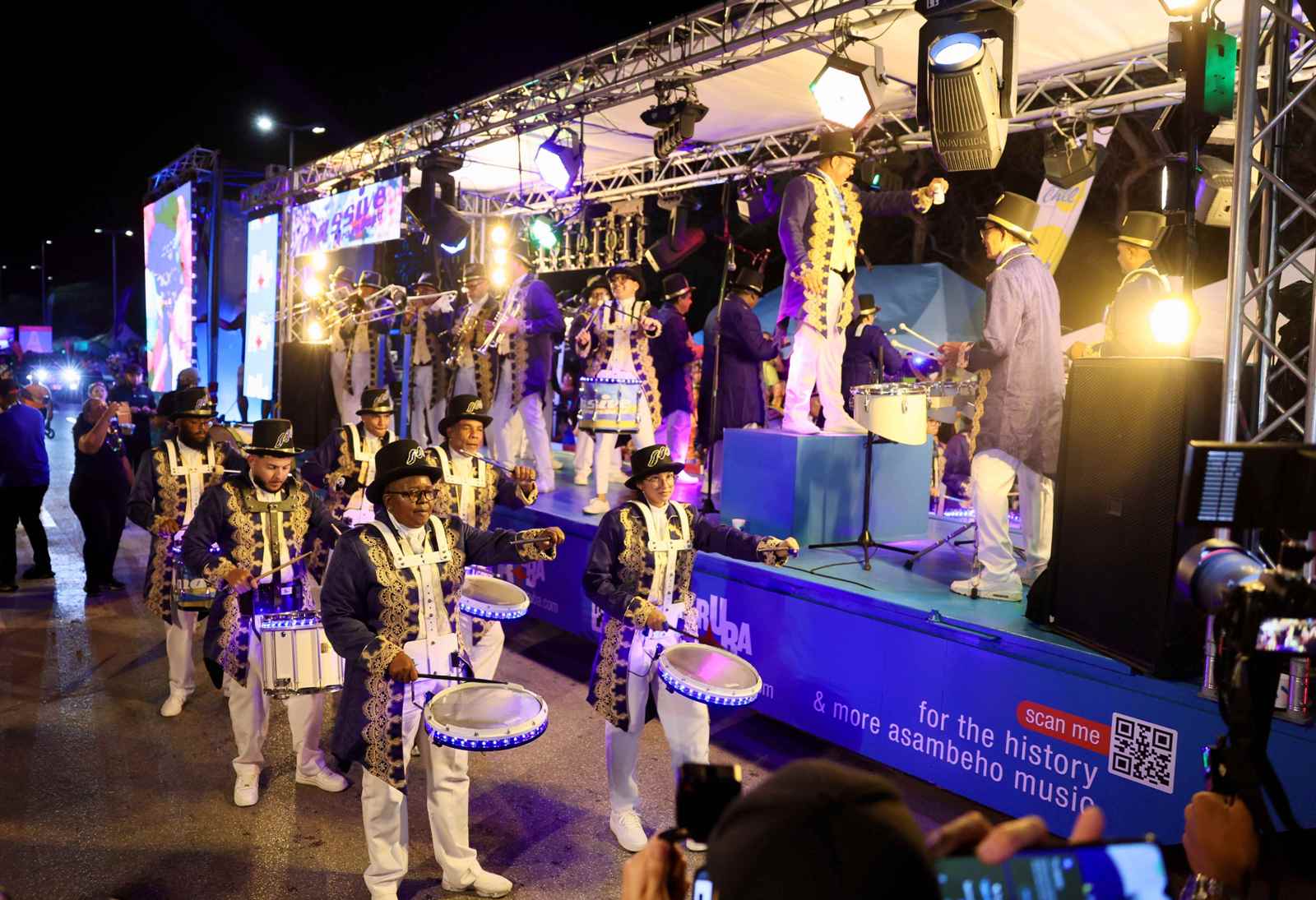 Aruba Tourism Authority a honra Massive Brass Band durante Lighting Parade