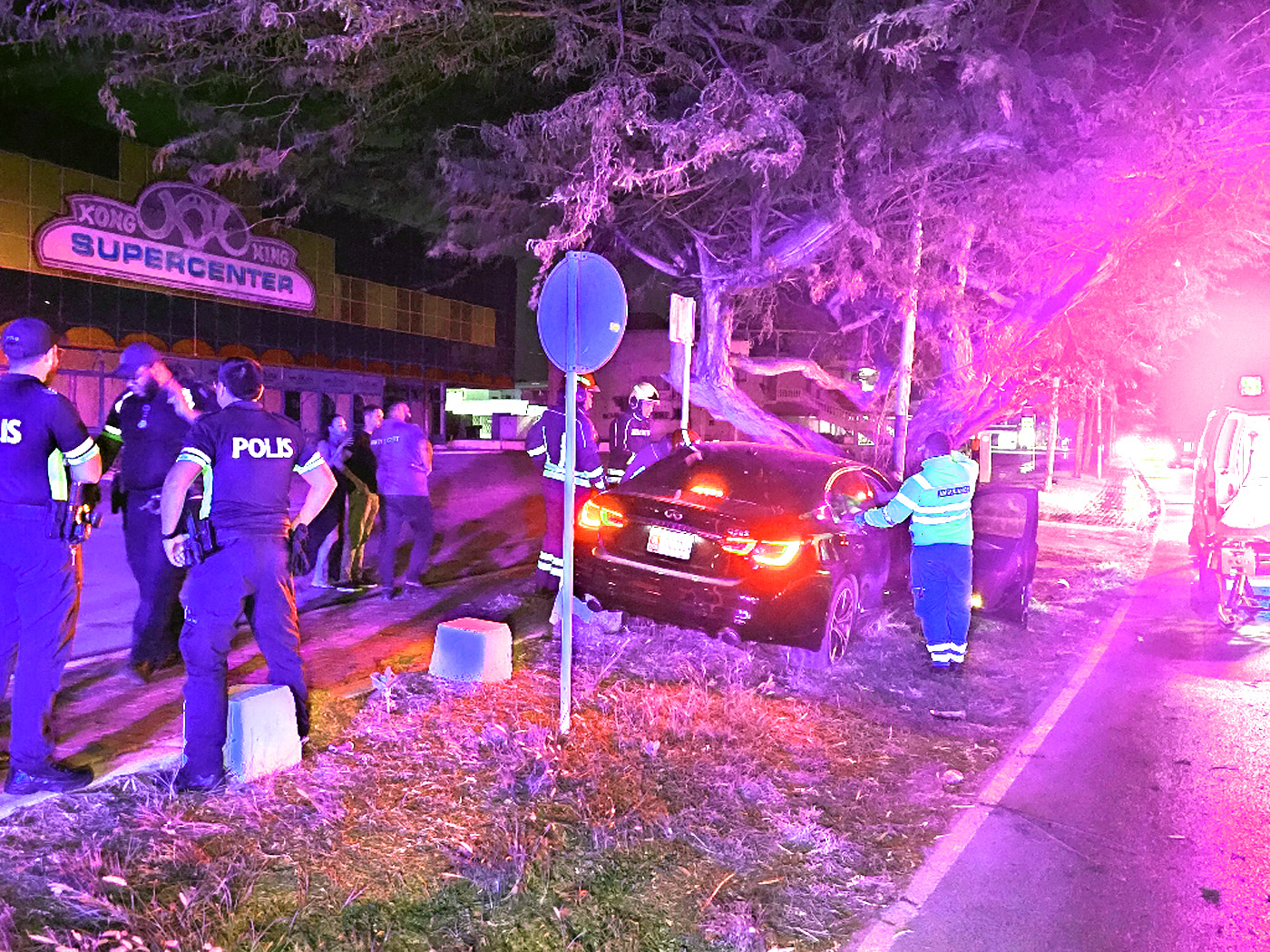 Auto a bay dal fuertemente den troncon di kwihi na Boulevard