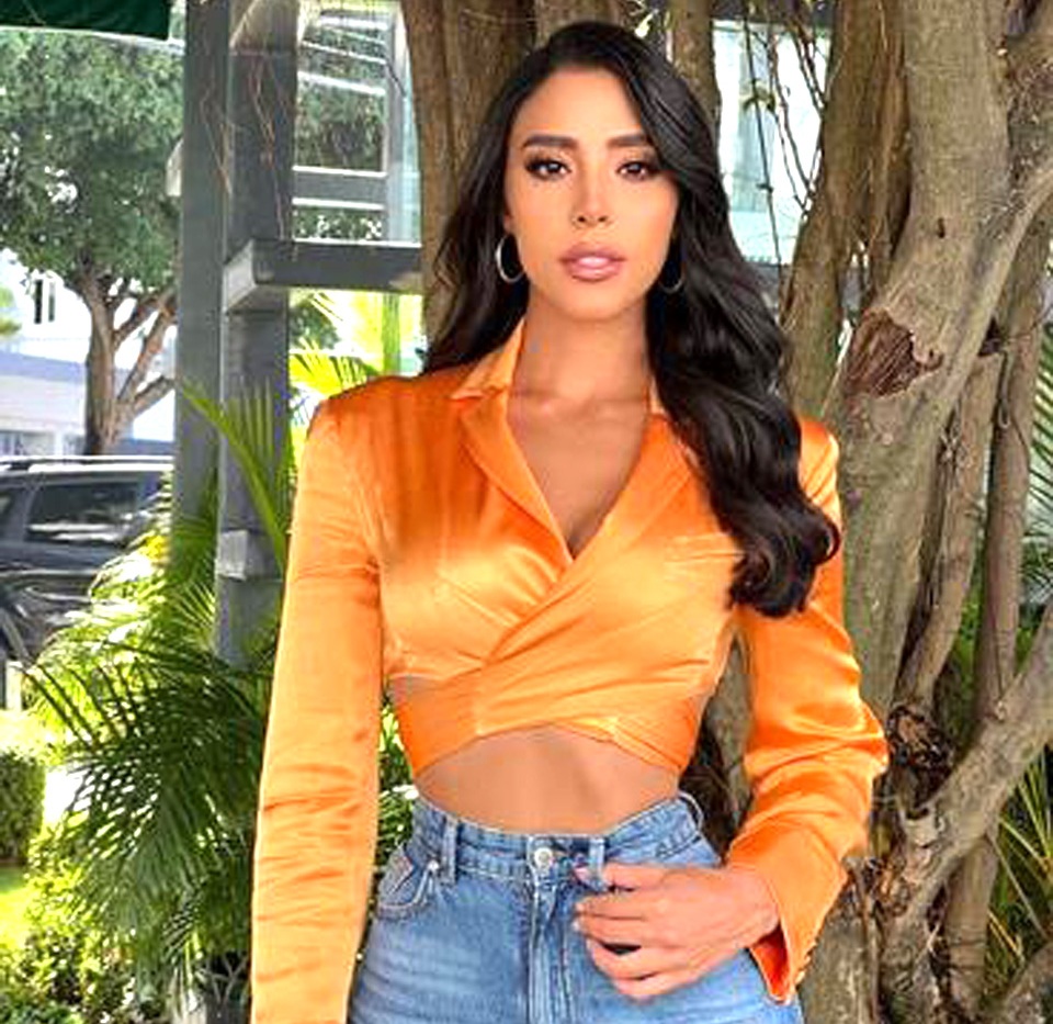 Awor ta Debbie Aflalo ta by representa Republica Dominicana na Miss ...