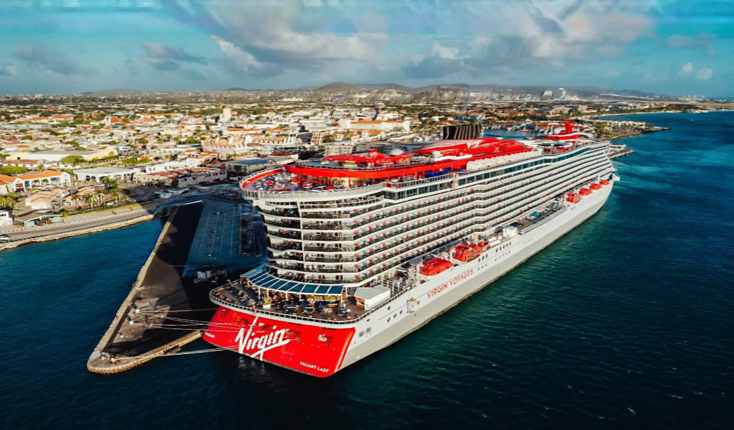 Barco Valiant Lady di Virgin Voyages cu mensahe ilumina