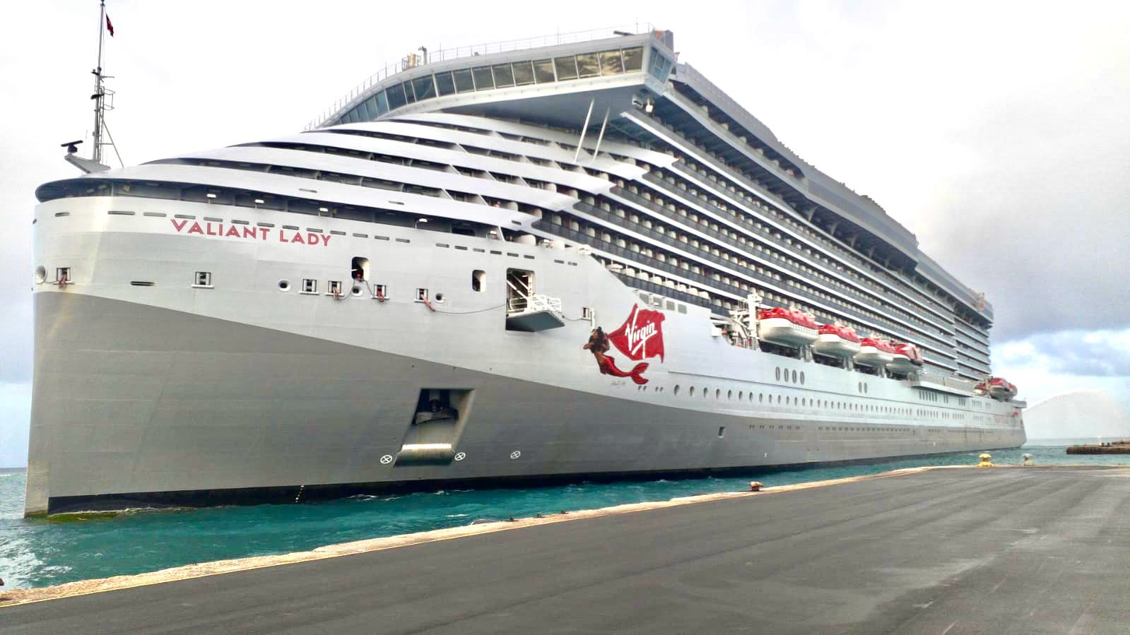 Barco Valiant Lady di Virgin Voyages cu mensahe ilumina