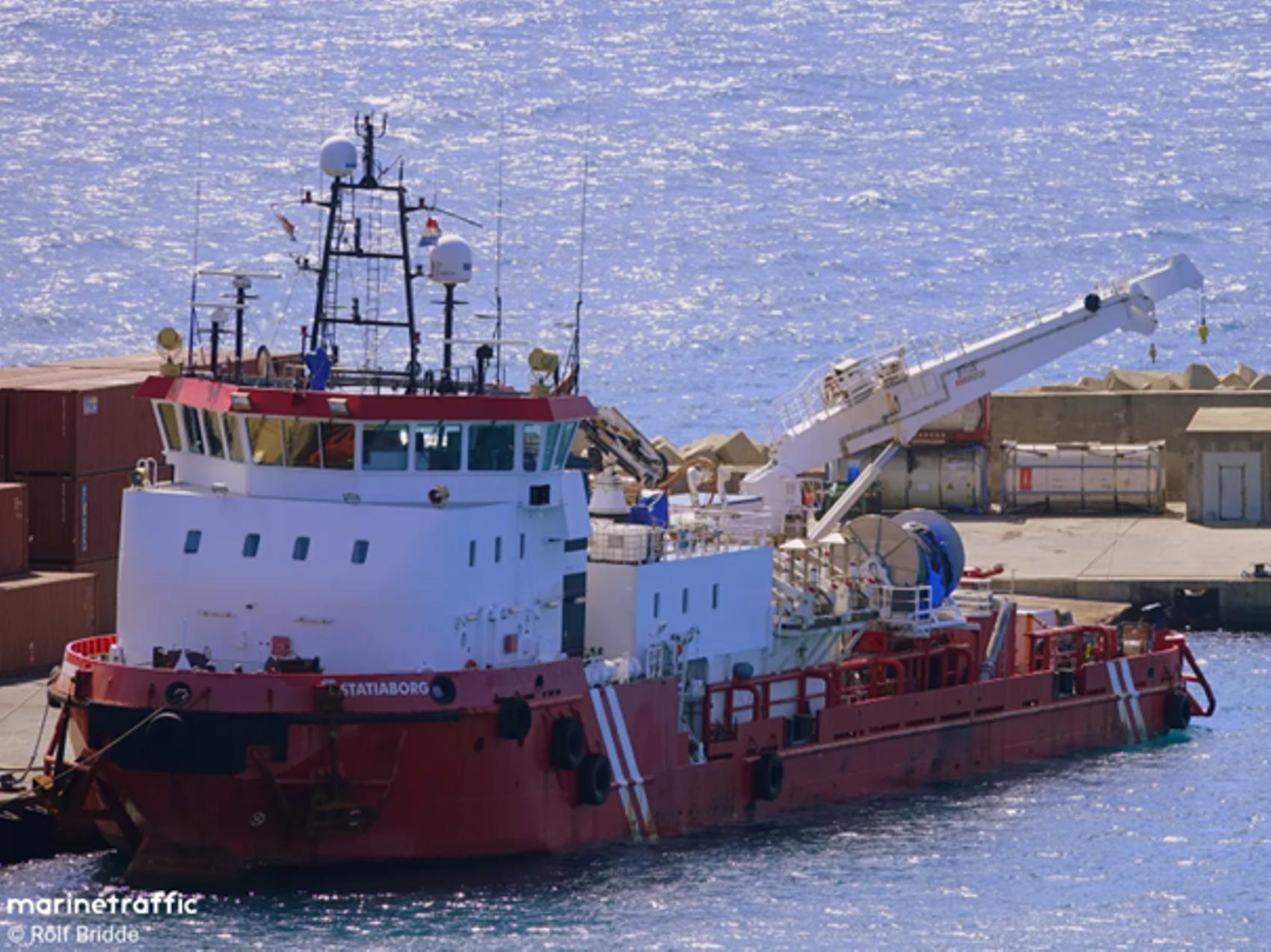 Boneiro awor ta conecta riba kabel submarino nobo