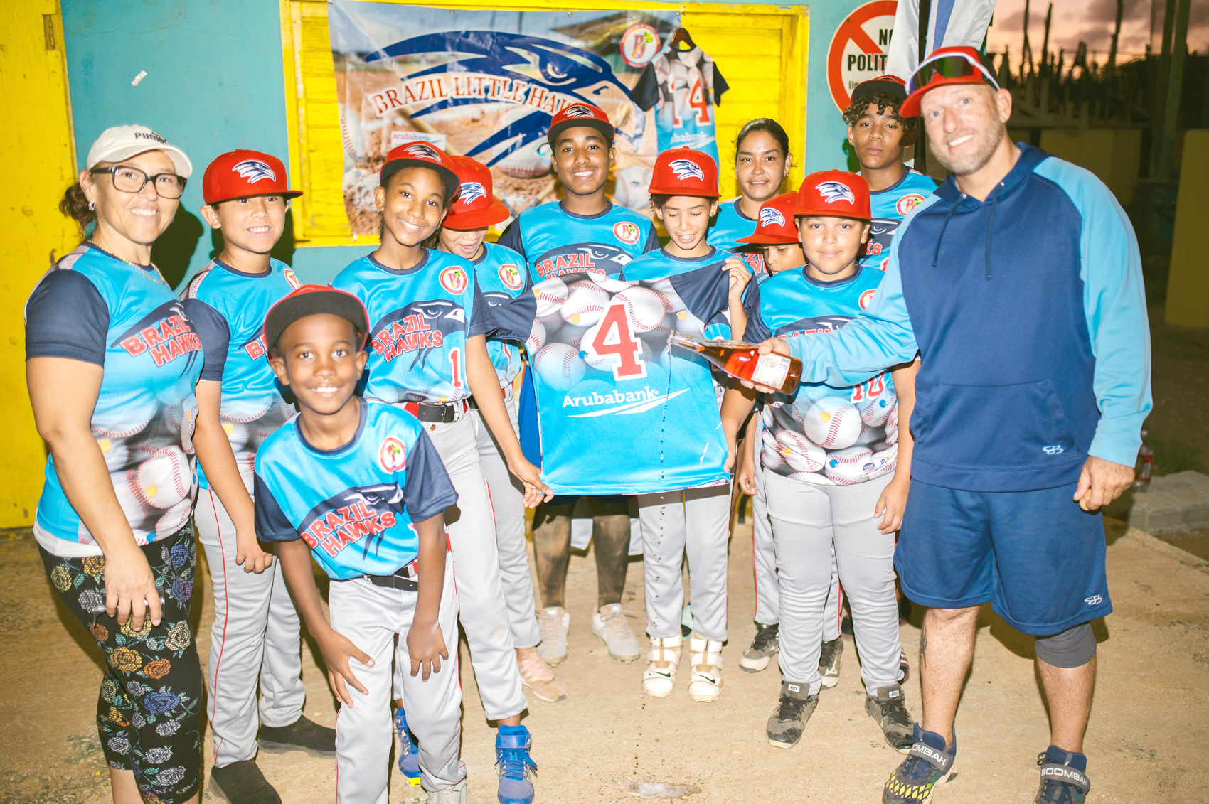 Brazil Little Hawks a luci uniform nobo cu ayudo di Aruba bank