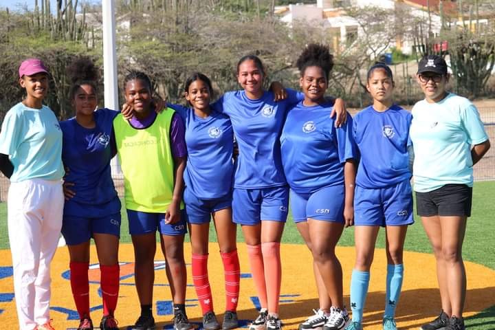 CMB patrocinando deportistanan di Colegio Nigel Matthew Aruba