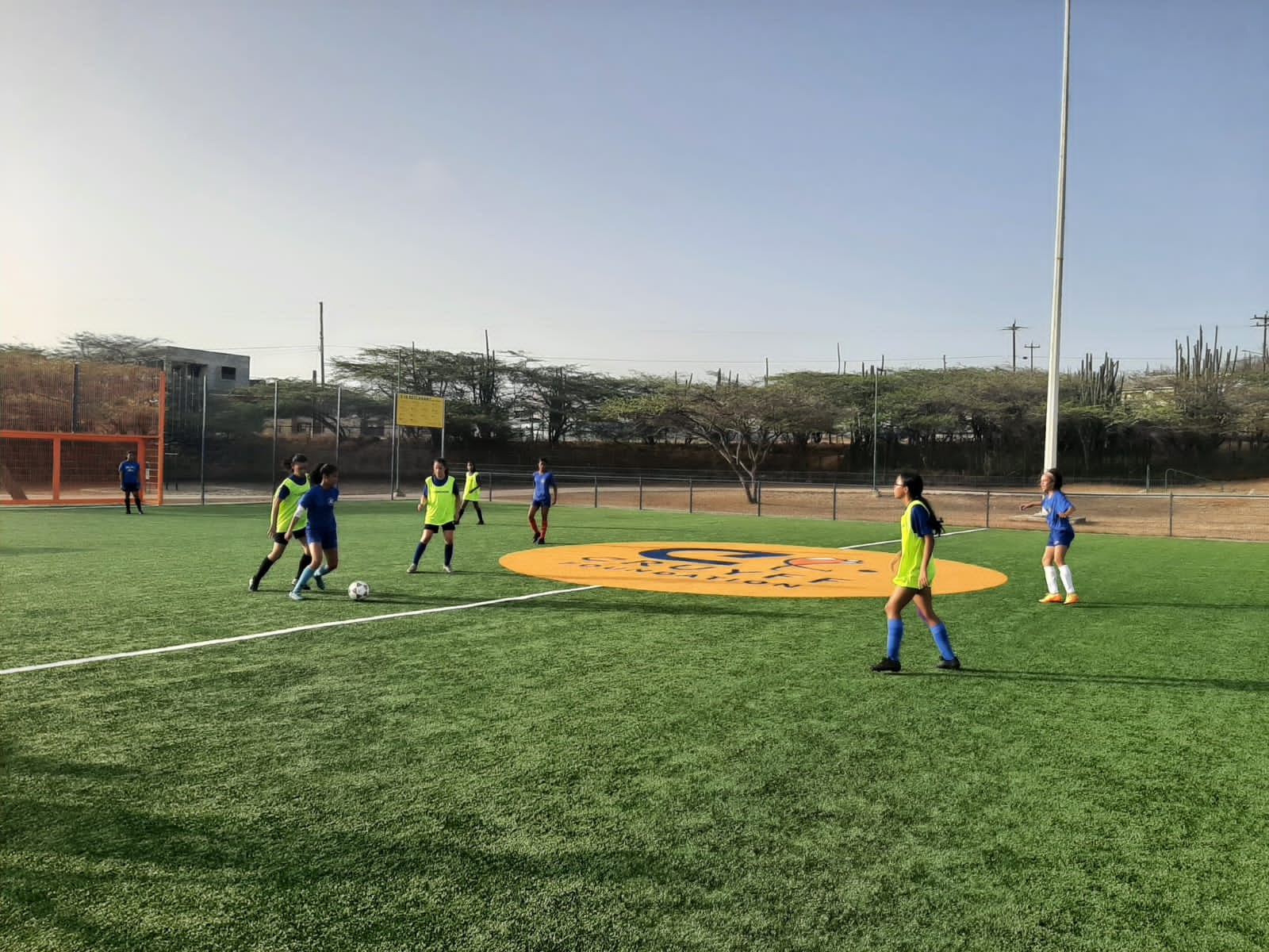 CMB patrocinando deportistanan di Colegio Nigel Matthew Aruba