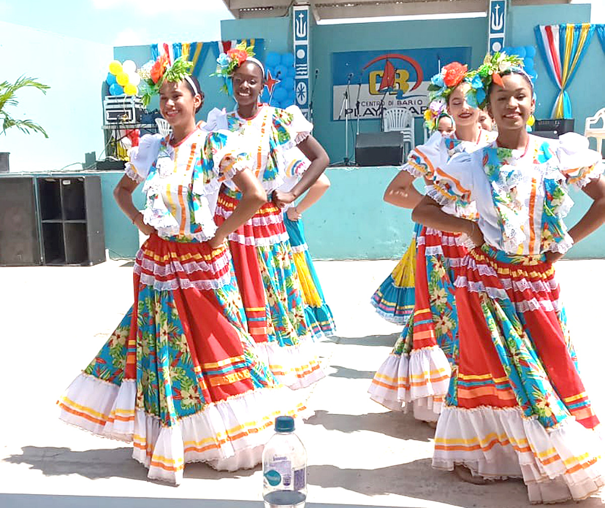 Centro di Bario Playa Pabao a luci cu celebracion di Dia di Himno y Bandera
