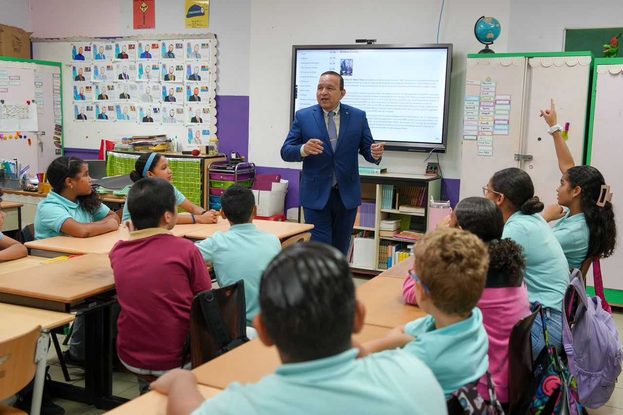 Colegio Conrado Coronel a ricibi bishita di Minister Endy Croes den ...