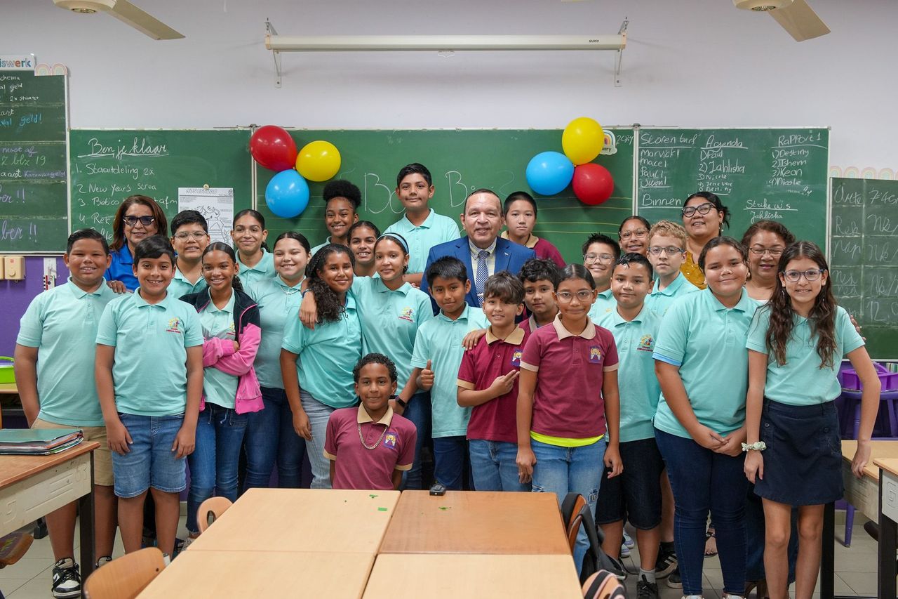 Colegio Conrado Coronel a ricibi bishita di Minister Endy Croes den ...