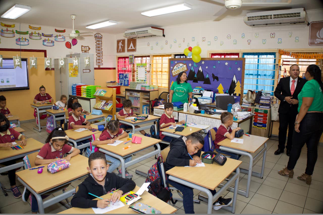 Colegio Conrado Coronel contento di a ricibi bishita di Minister di ...
