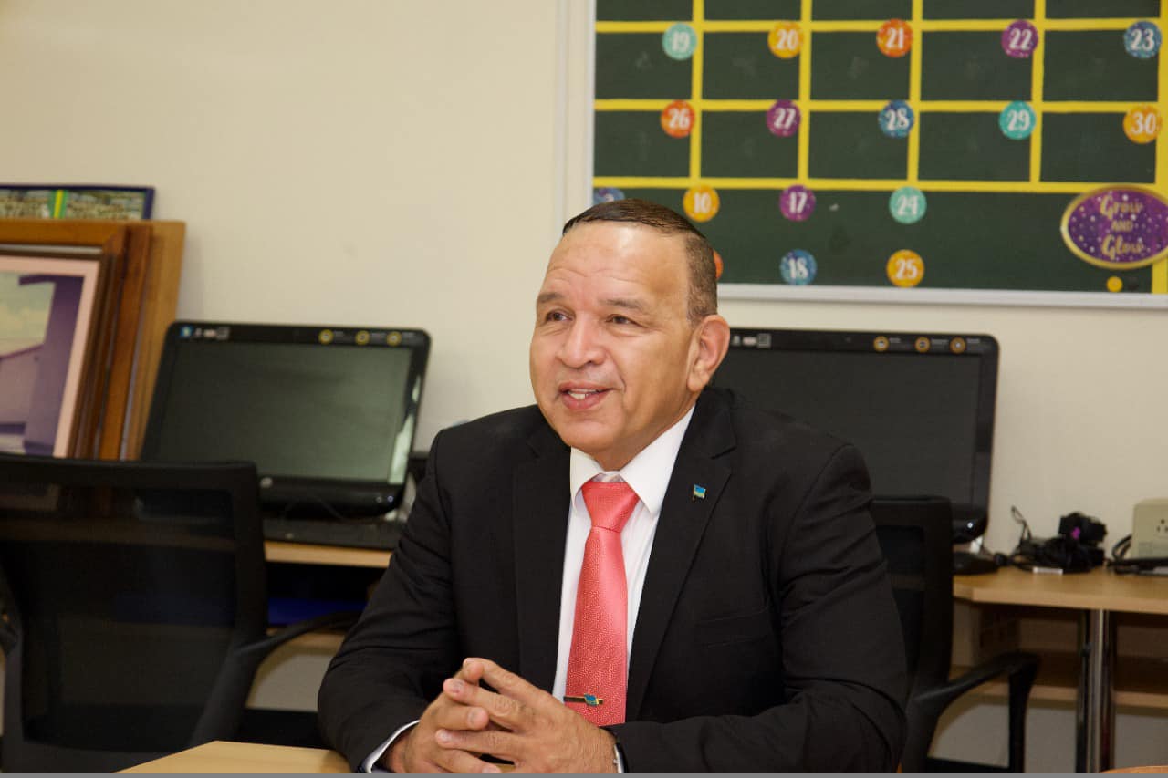 Colegio Conrado Coronel contento di a ricibi bishita di Minister di ...