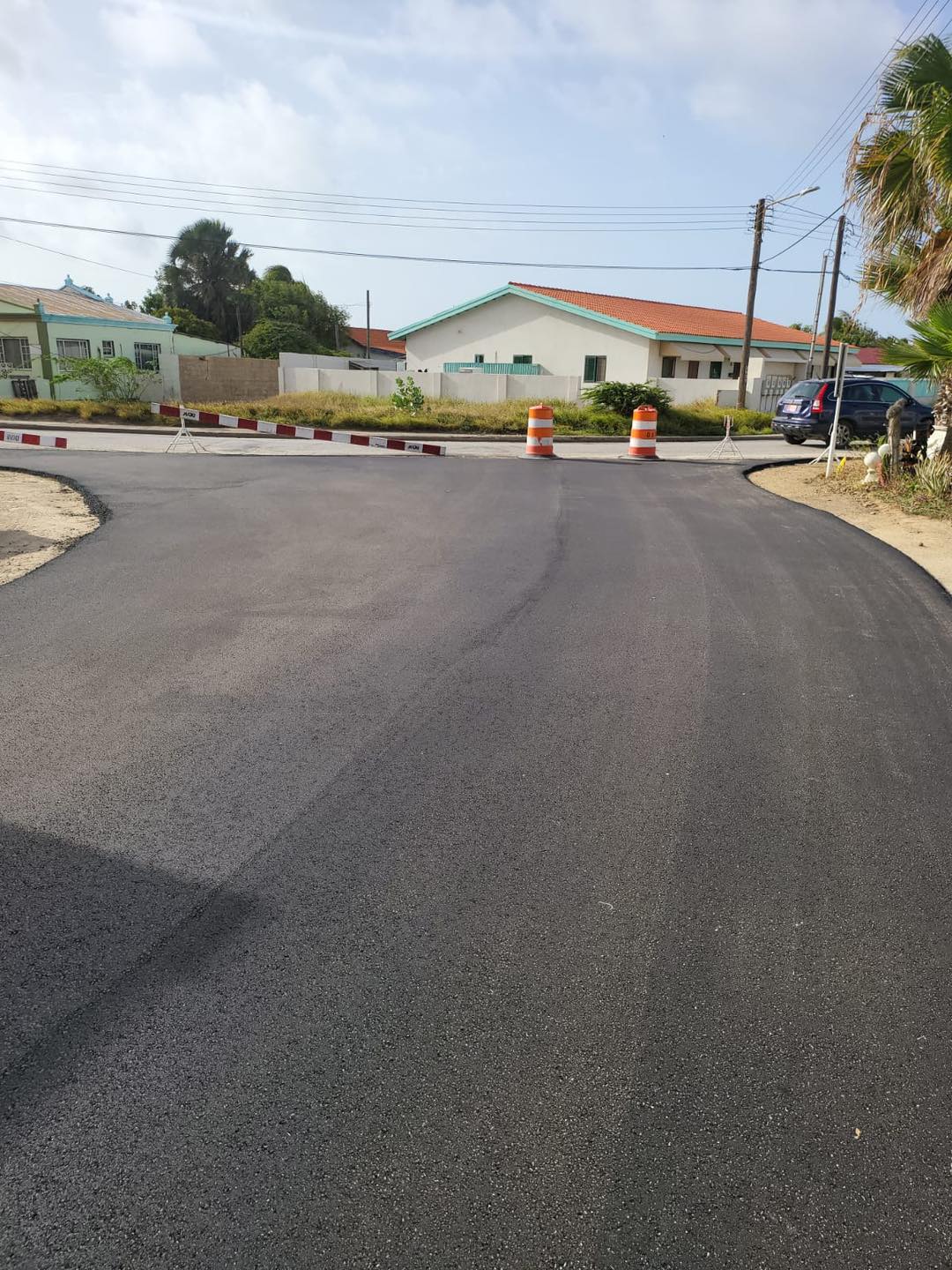 Colegio Felipe B. Tromp a haya parkinglot completamente asfalta