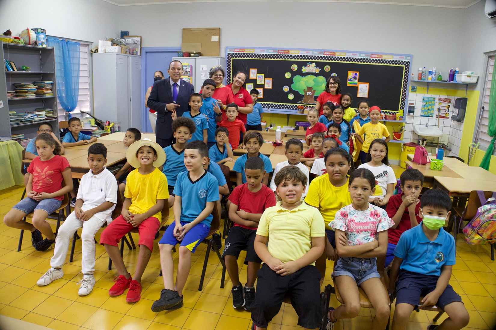 Minister Endy Croes a bishita Colegio Laura Wernet Paskel en conexion ...