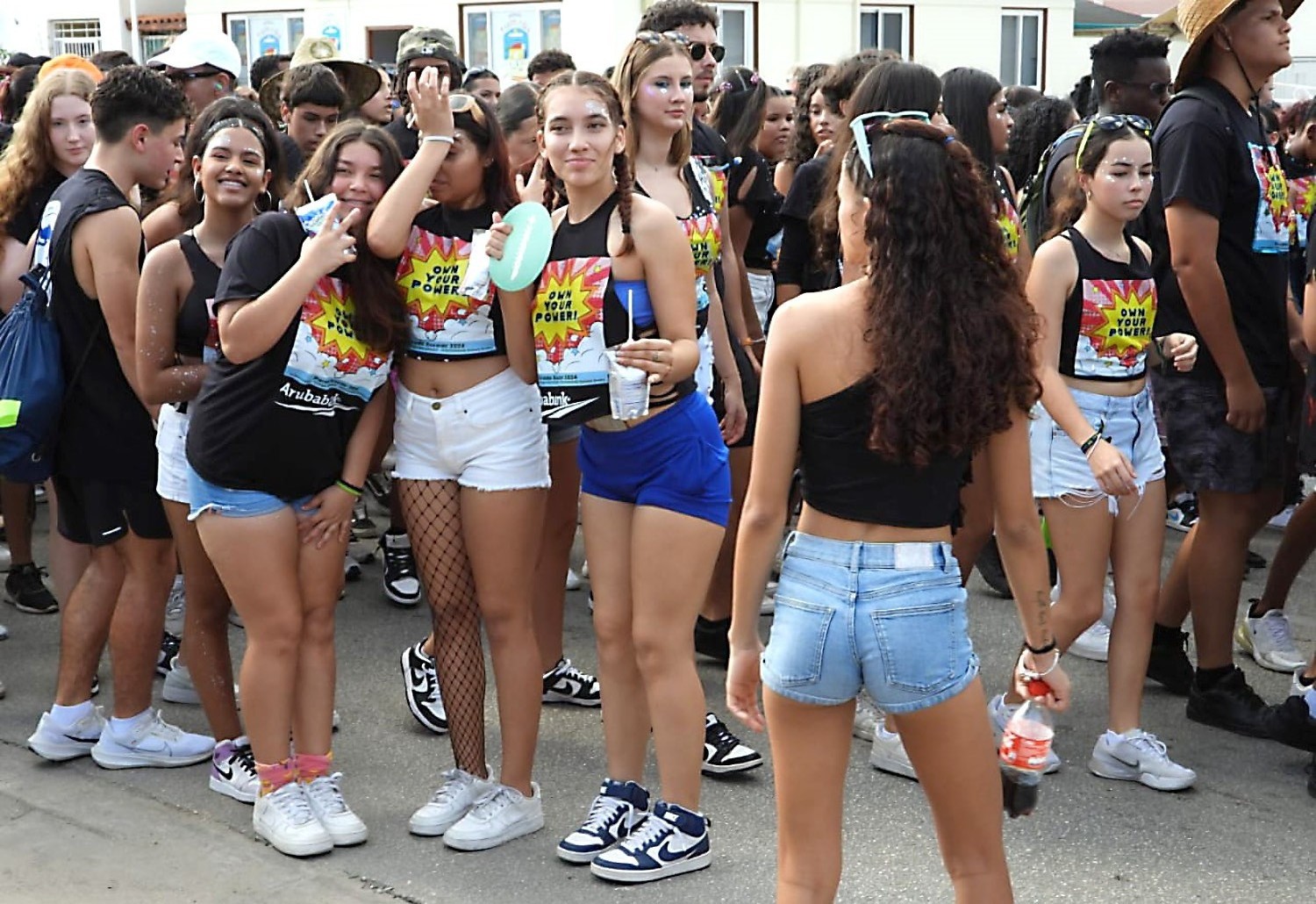 Colegio San Antonio cu Ceque College y International School a uni den ...