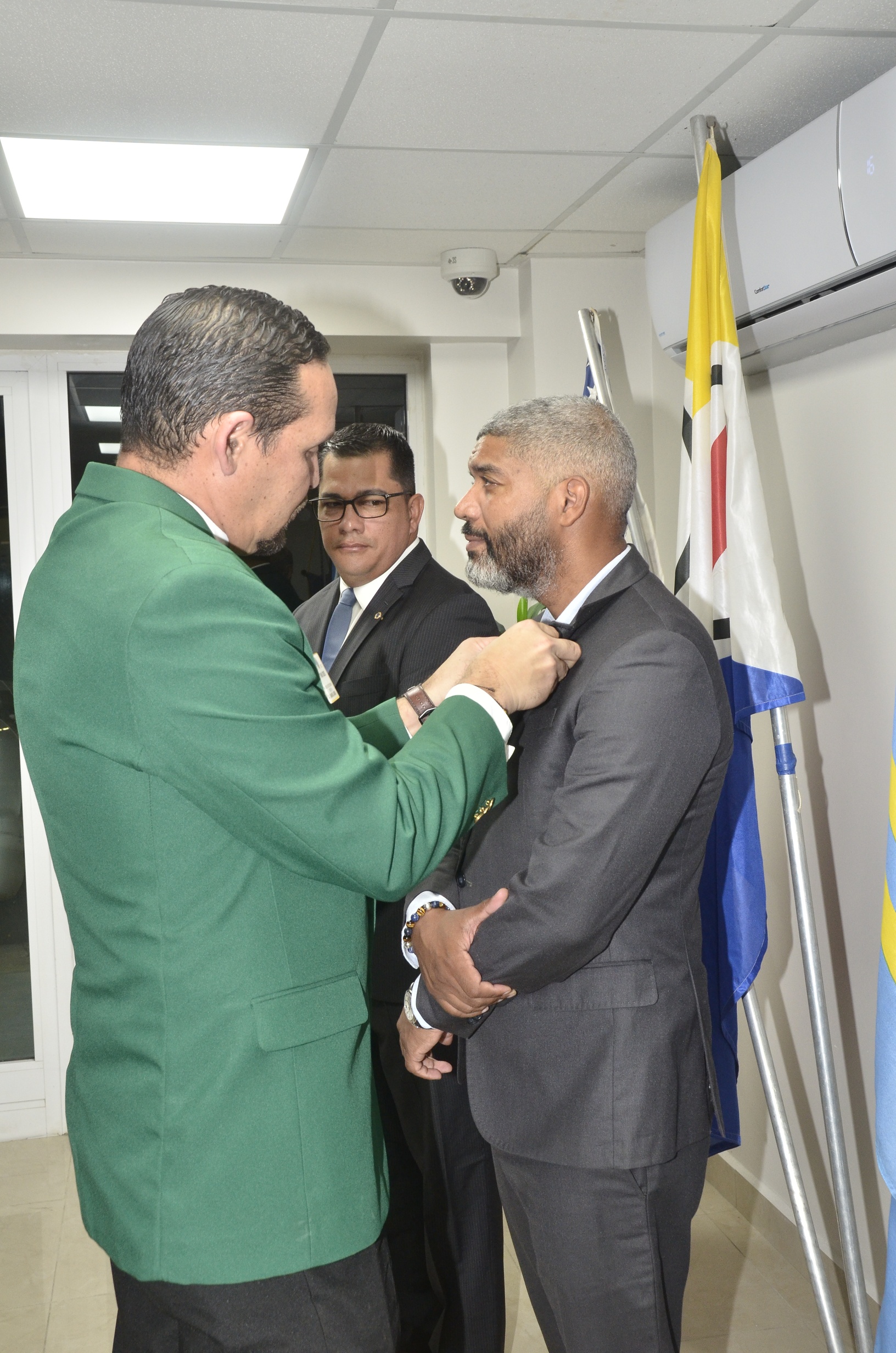 Comisario di Polis a bira miembro Aruba Lions Club