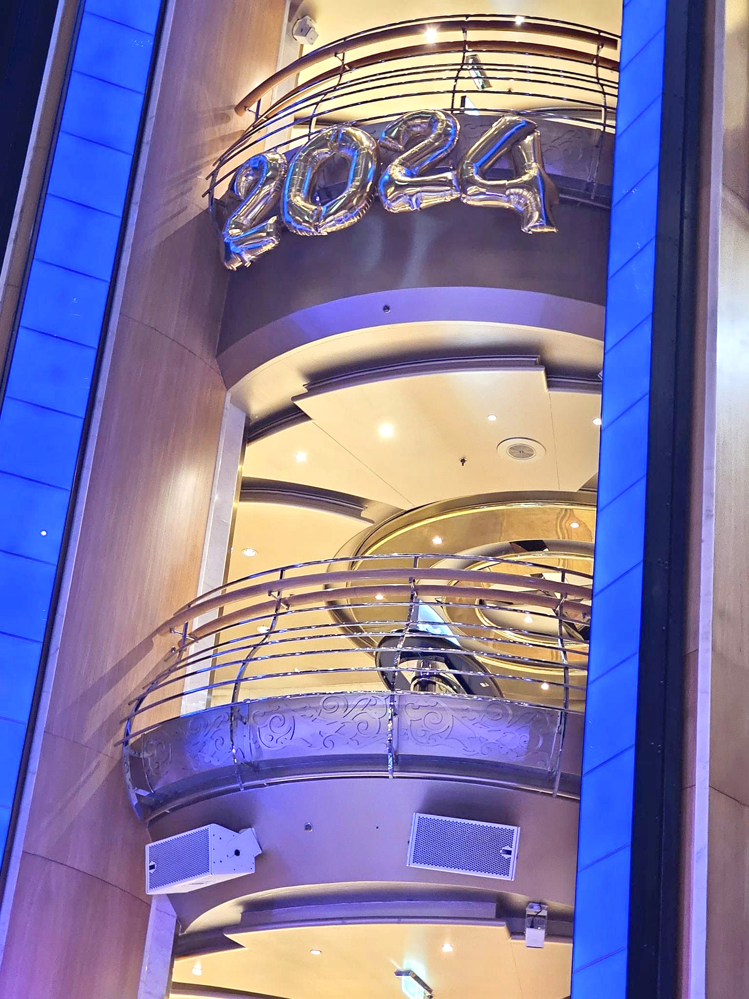 Crusero ‘Grandeur of the Seas’ a nabega pabao Aruba djis pa pasaheronan ...