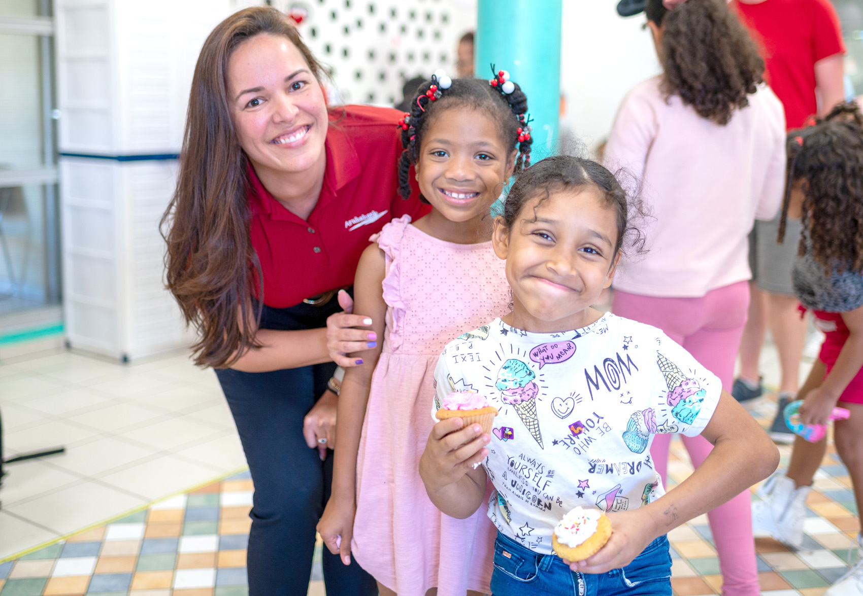 YMCA Dakota a ricibi treat di ‘Cupcakes di Speranza’ for di Aruba Bank