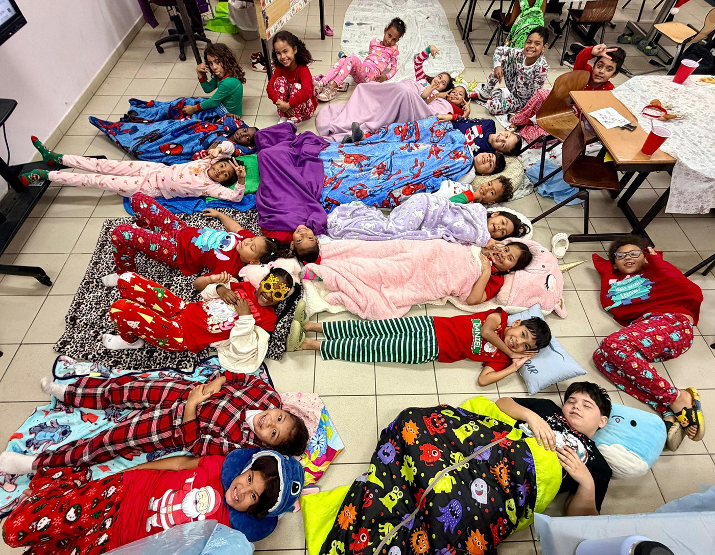 Den pidjama e alumnonan di Colegio Conrado Coronel a bisa ayo na 2025