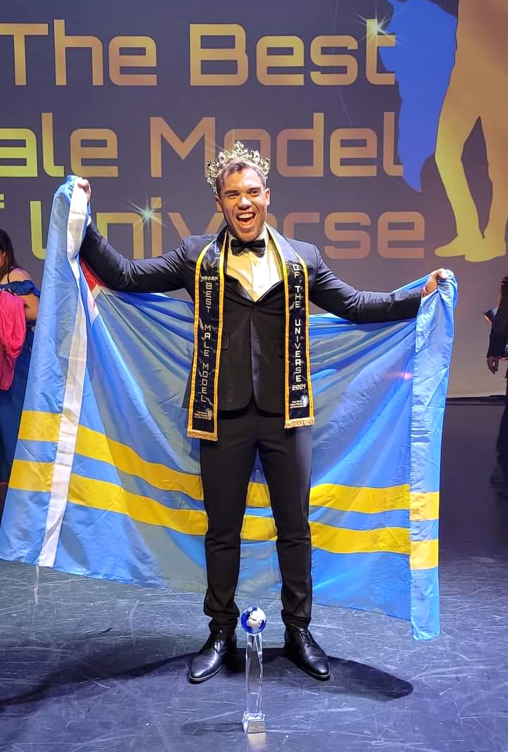 Derrel Lampe di Aruba escogi como ‘Best Male Model of the Universe 2022’