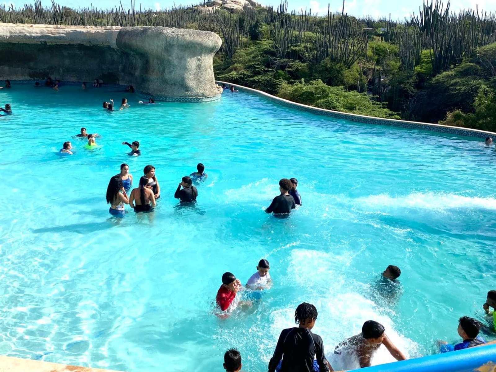 Docente y alumnonan di Ceque College y Juliana School a bay pasa dia na ...