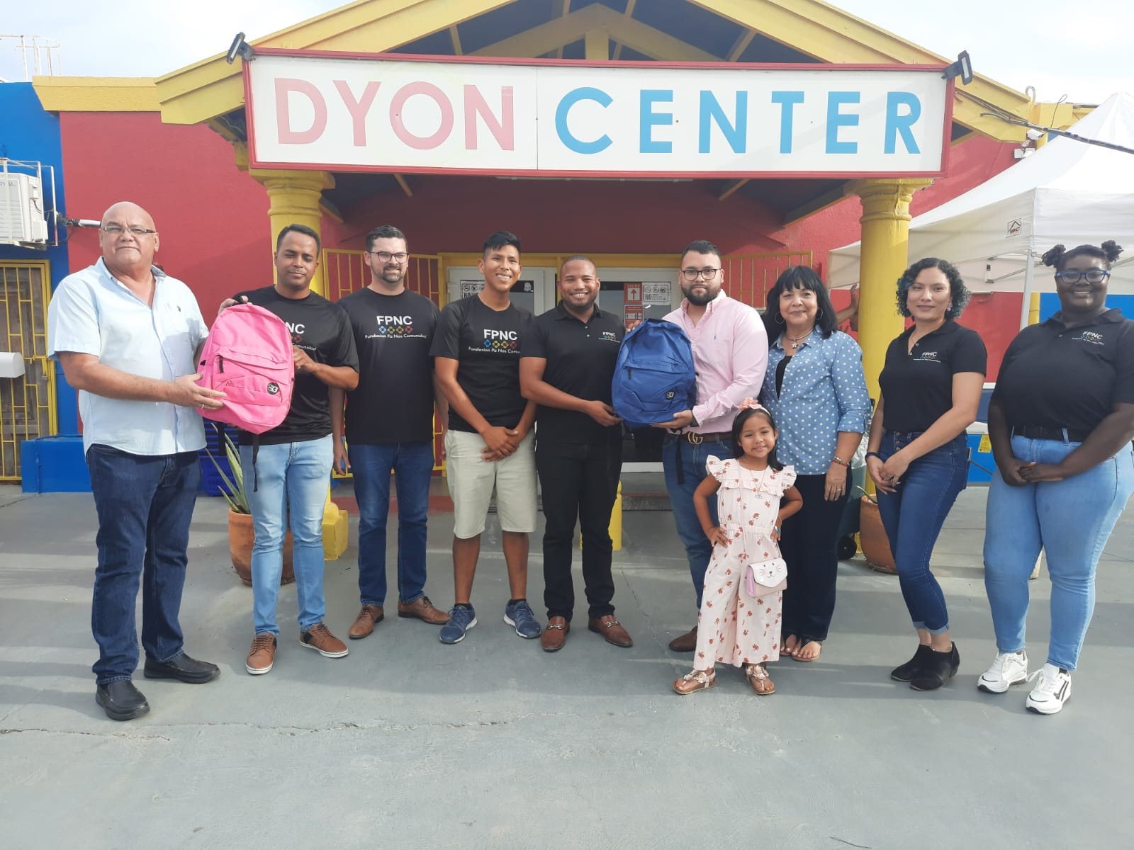 Dyon Center cu bunita donacion pa muchanan den necesidad