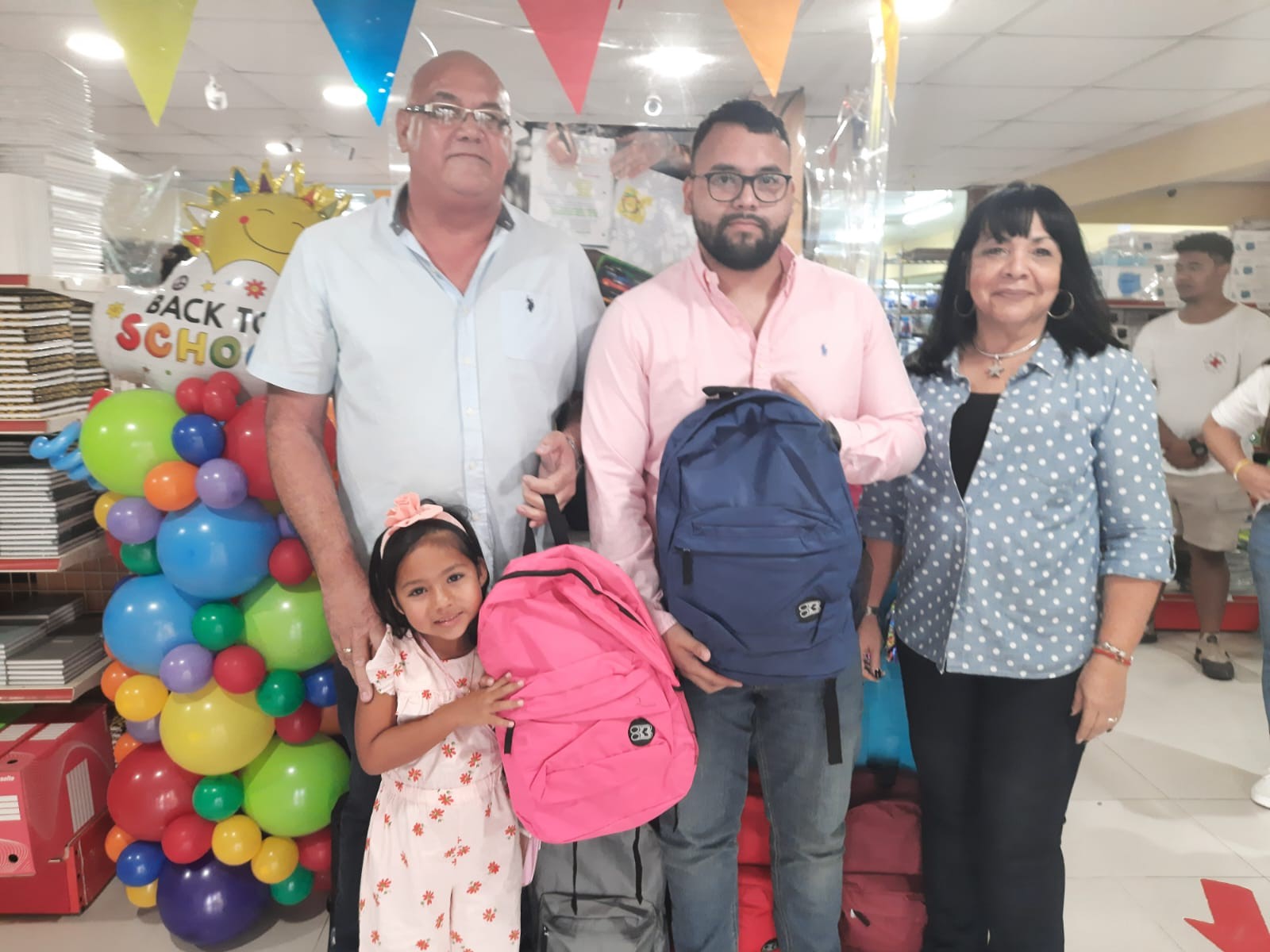 Dyon Center cu bunita donacion pa muchanan den necesidad