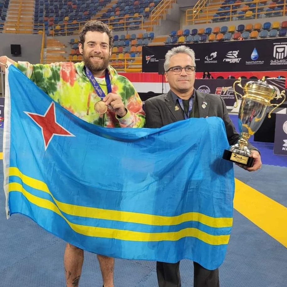 Elliott Loonstra a trece medaya di oro pa Aruba