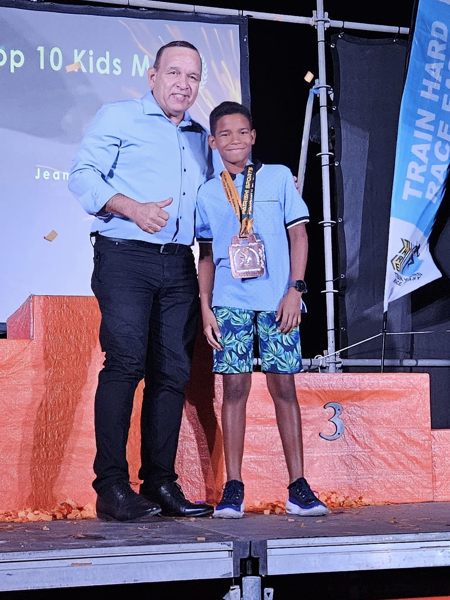 Enzo Croes di Aruba Dolphins Swimming di apenas 11 aña kibrando barera ...