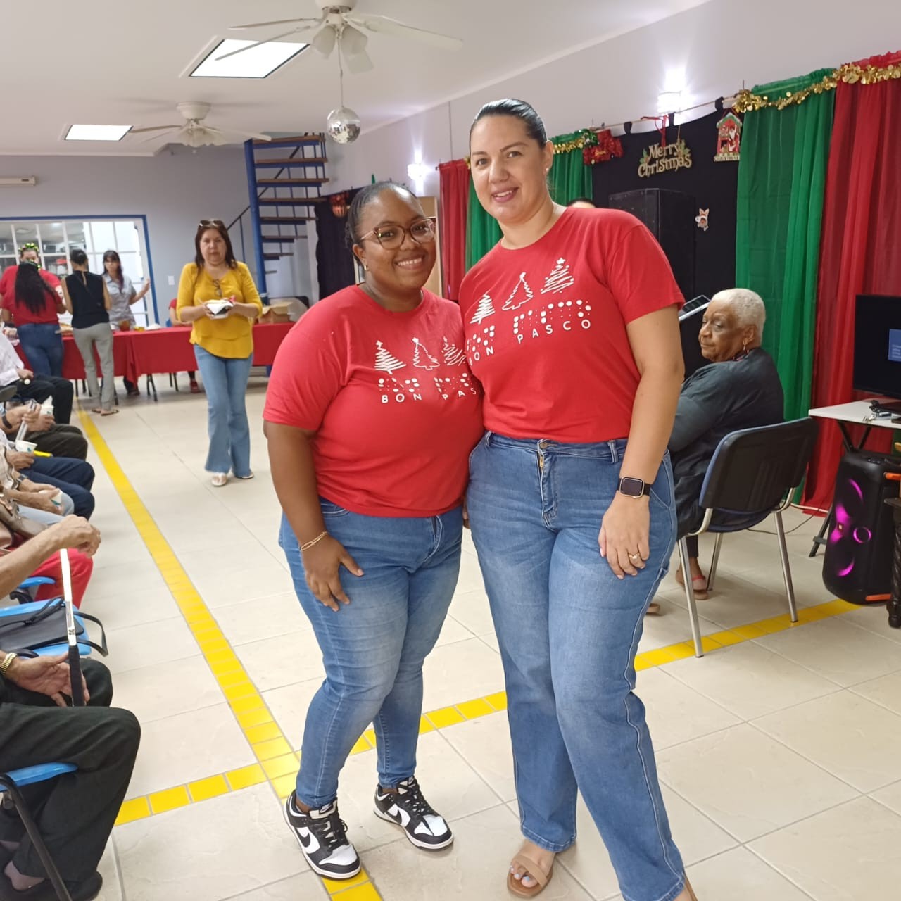 FAVI contento y gradici cu un tremendo y exitoso Bazaar di Pasco