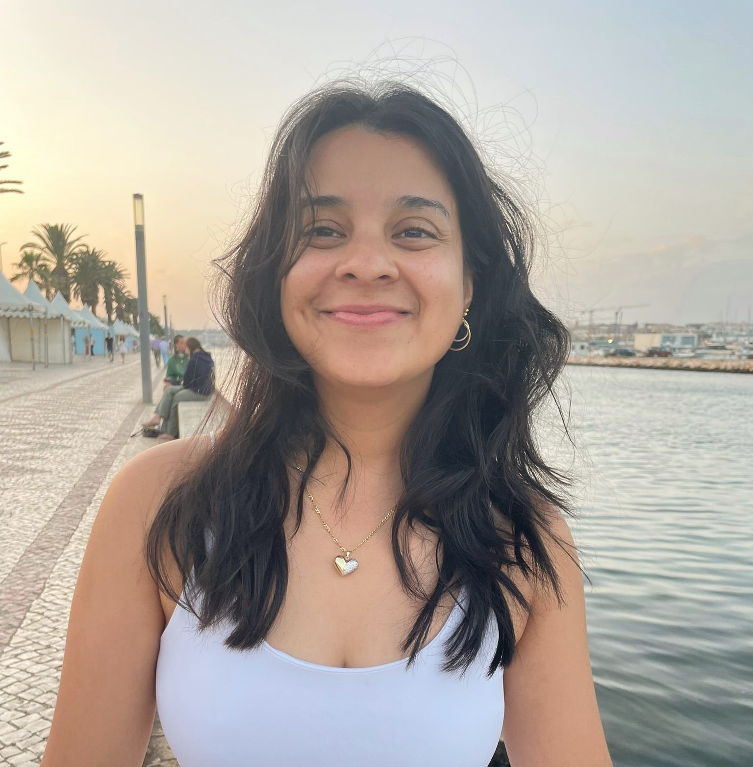 Genesis Gil Barrios cu su buki di poesia ‘Miel de abeha’