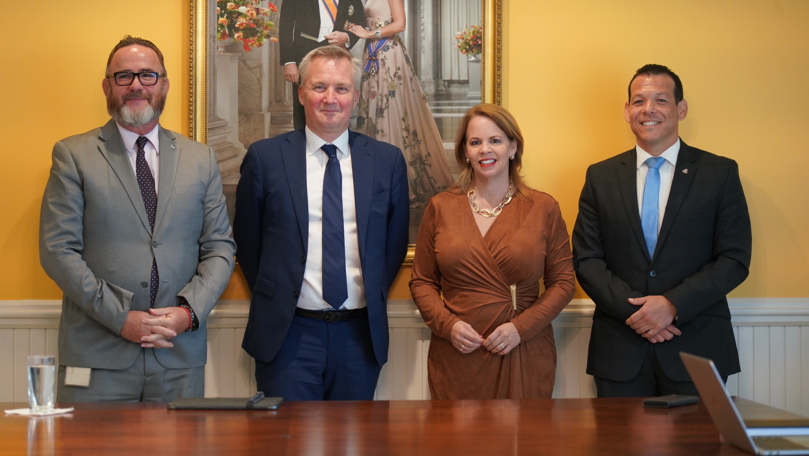 Gobierno a reuni cu Secretario di Estado di Husticia y Seguridad Eric ...