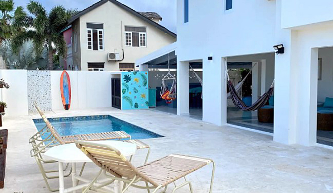 Hogamento misterioso di hoben Daniel Perez durante pool party na Palm Beach