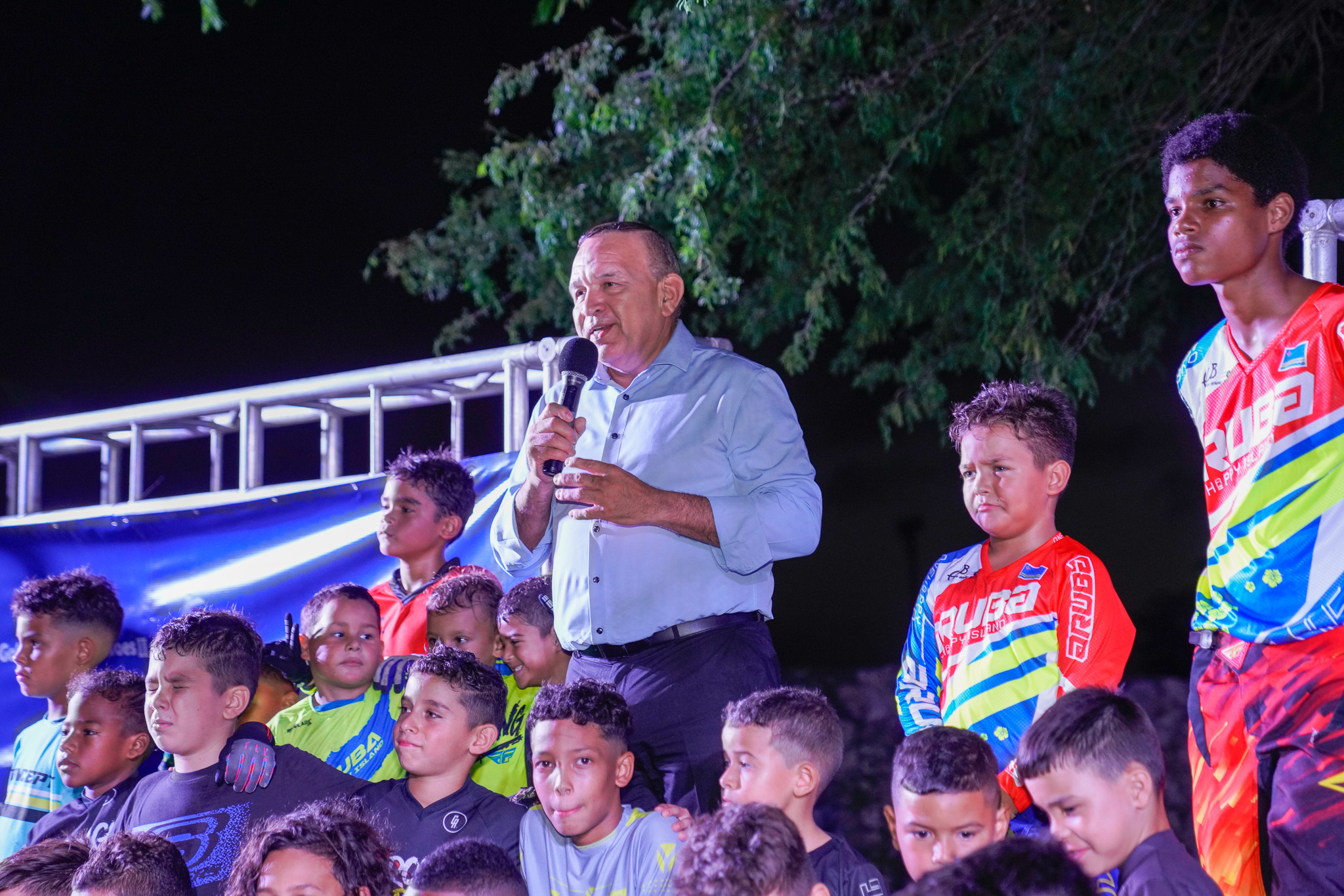Hopi bunita a keda e luznan na e BMX Track na Parke Curazon Jaburibari