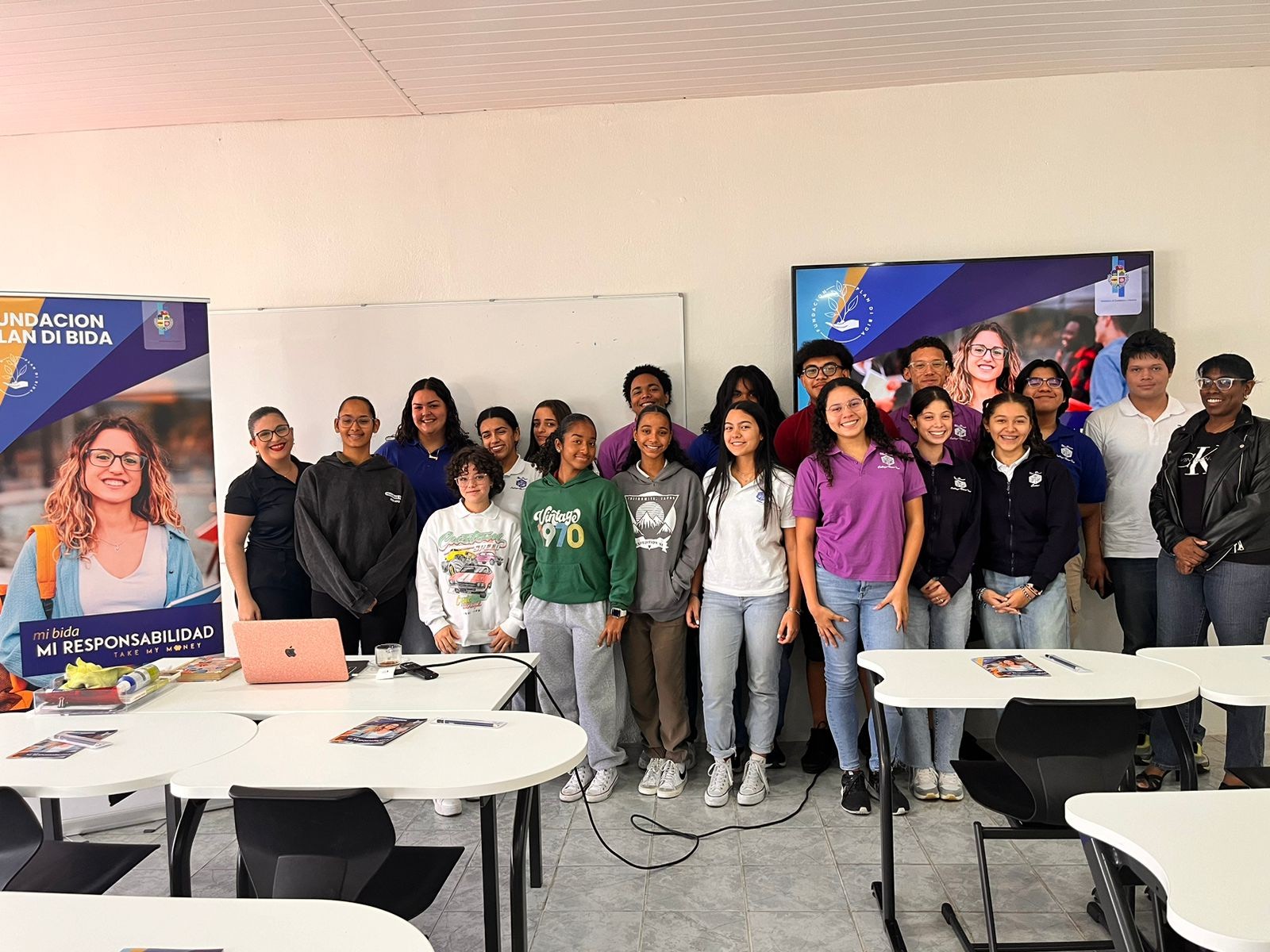 Informando Mon Plaisir College HAVO riba e proyecto pa esnan cu ta bay ...